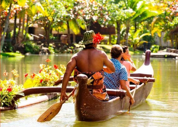 Tongan canoe with guests from back - polynesia.com | blog