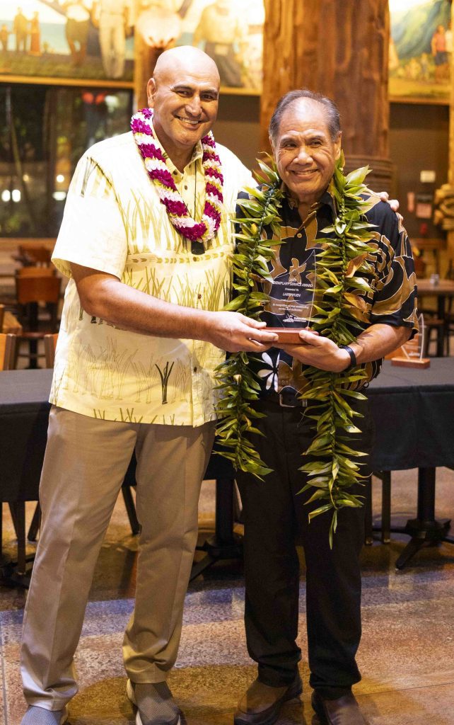 Larry Yuen accepting his award - polynesia.com | blog